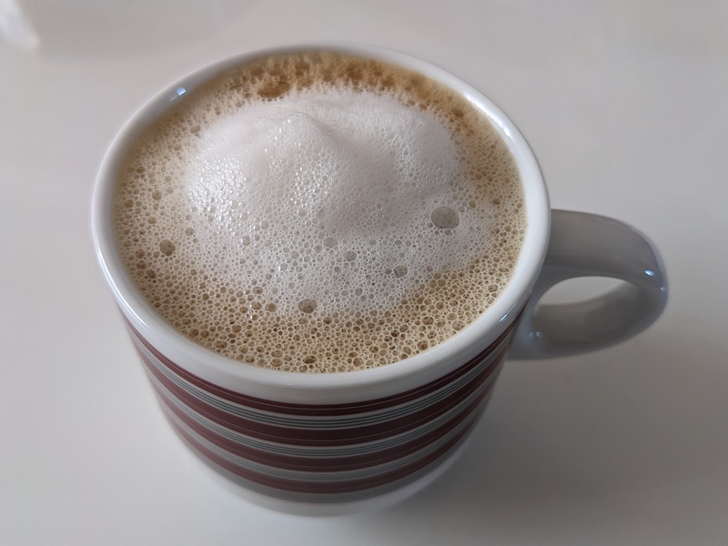 家にエスプレッソマシーンがなくても、カフェラテを飲む方法 | ドリップ日和