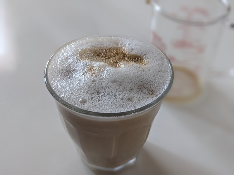 家にエスプレッソマシーンがなくても、カフェラテを飲む方法 | ドリップ日和